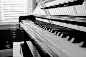 11 Alat Musik Modern, Gambar, Penjelasan Dan Cara Memainkannya