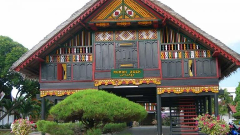 Rumah Adat Aceh: Bentuk, Bagian, Tahapan Membangun & Fakta Menarik