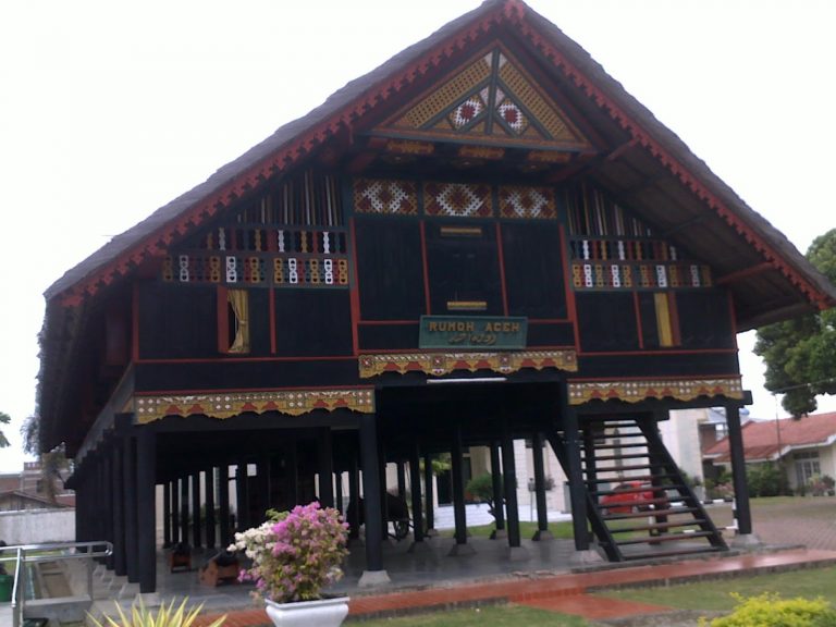 Rumah Adat Aceh : Bentuk, Bagian, Fakta beserta Gambar dan Penjelasan ...