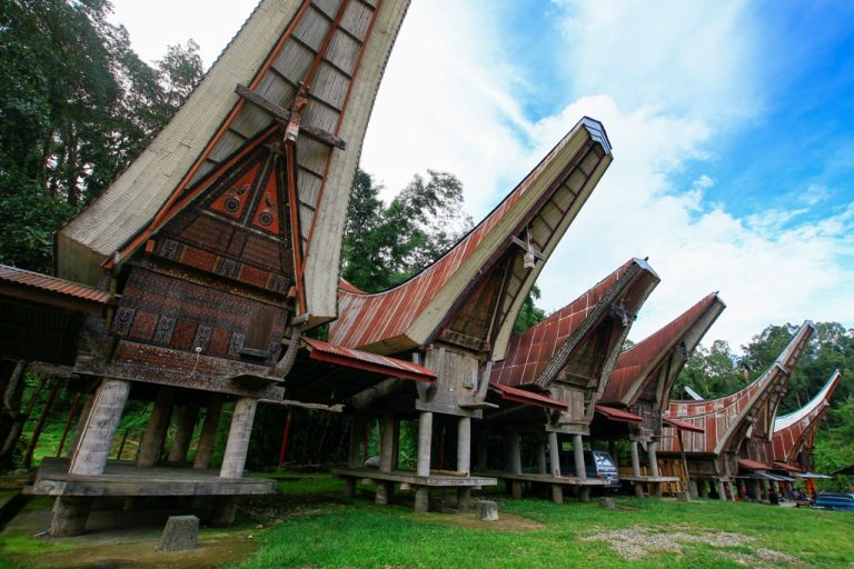 Arsitektur dan Ciri Khas Rumah Adat Toraja beserta Gambarnya