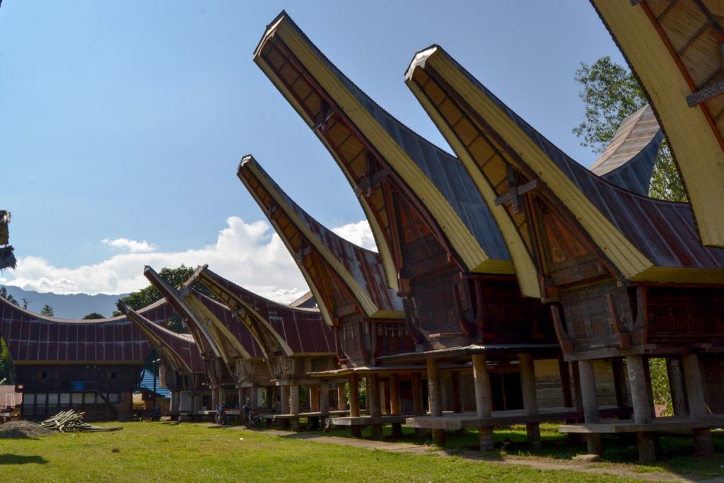 Arsitektur dan Ciri Khas Rumah Adat Toraja beserta Gambarnya