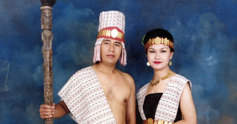 10 Pakaian Adat Sumatera Utara beserta Gambar dan Penjelasannya